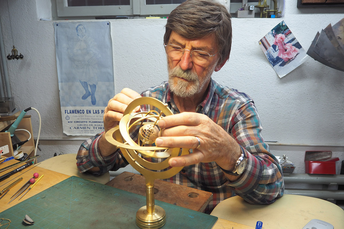 Miki Eleta, il maestro orologiaio che crea sculture cinetiche
